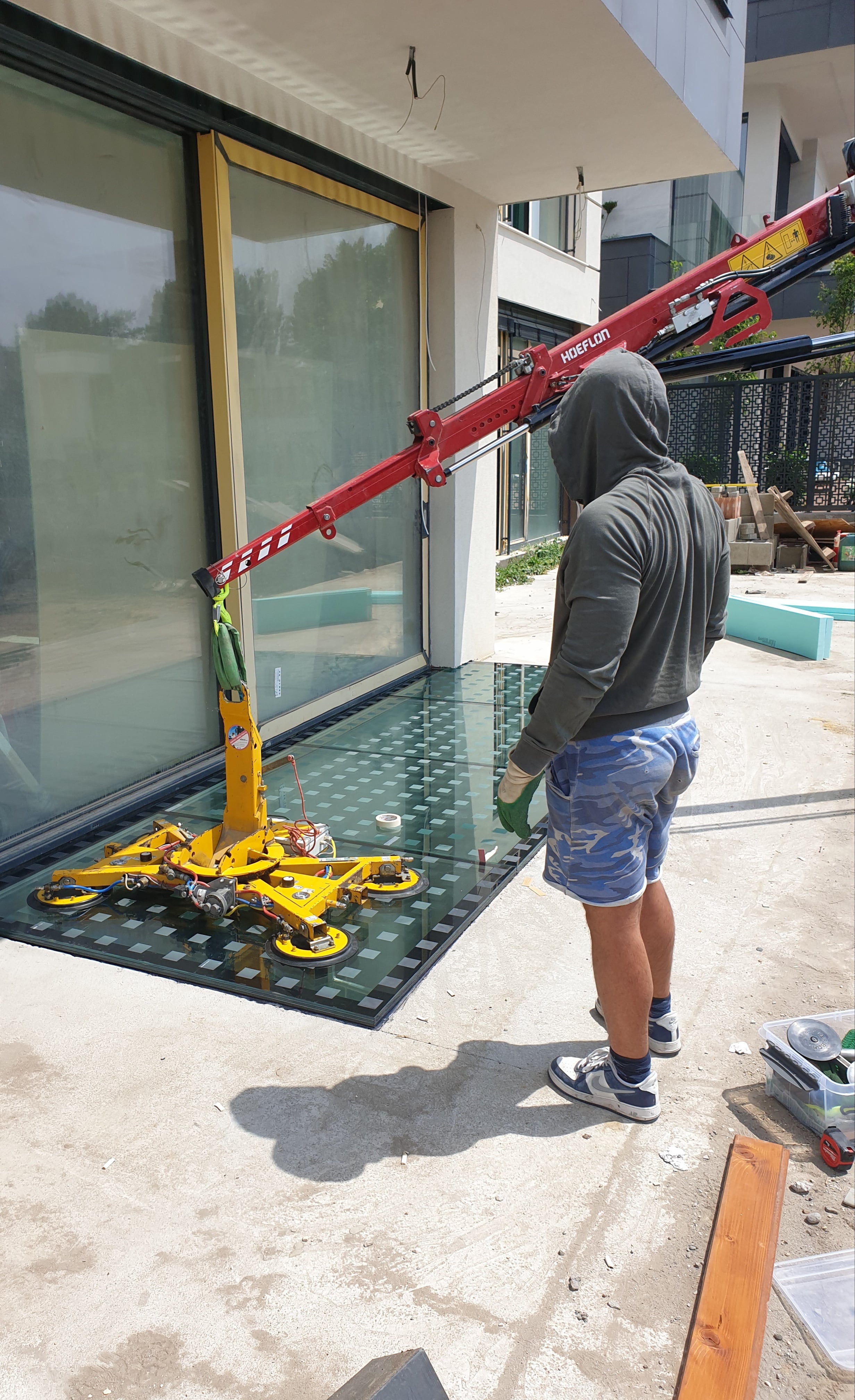 Spider Crane Glass Lifting – Safe Installation Anywhere